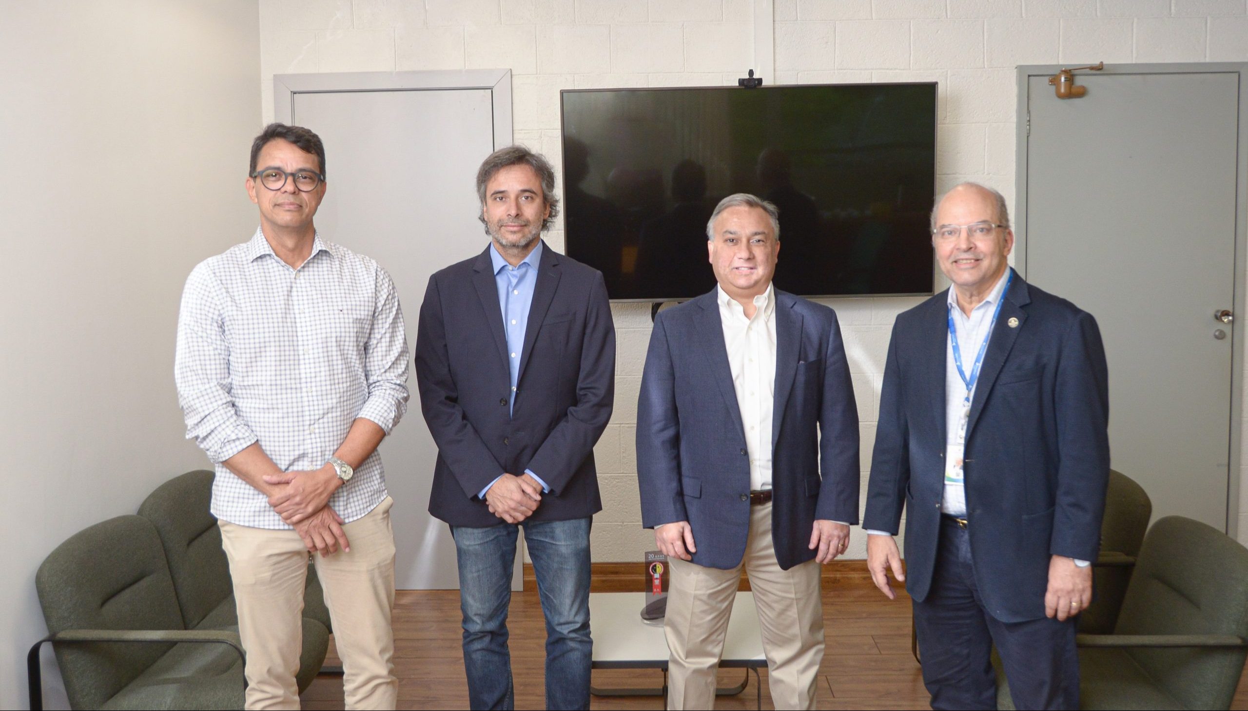 Diretores do Cepel se reúnem com executivos da Adelat -Eletrobras Cepel