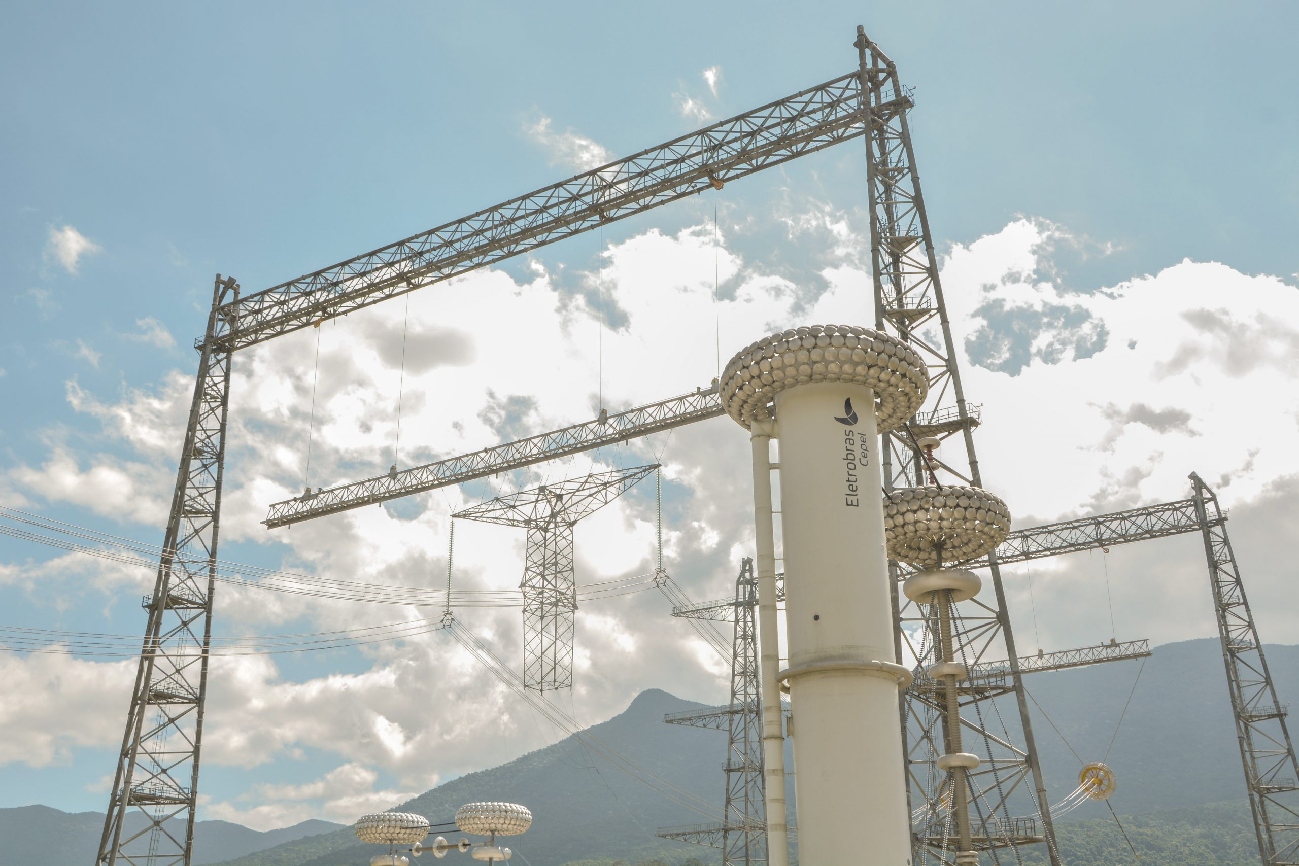 Laboratório de Ultra Alta Tensão do Cepel alcança marco inédito no ...